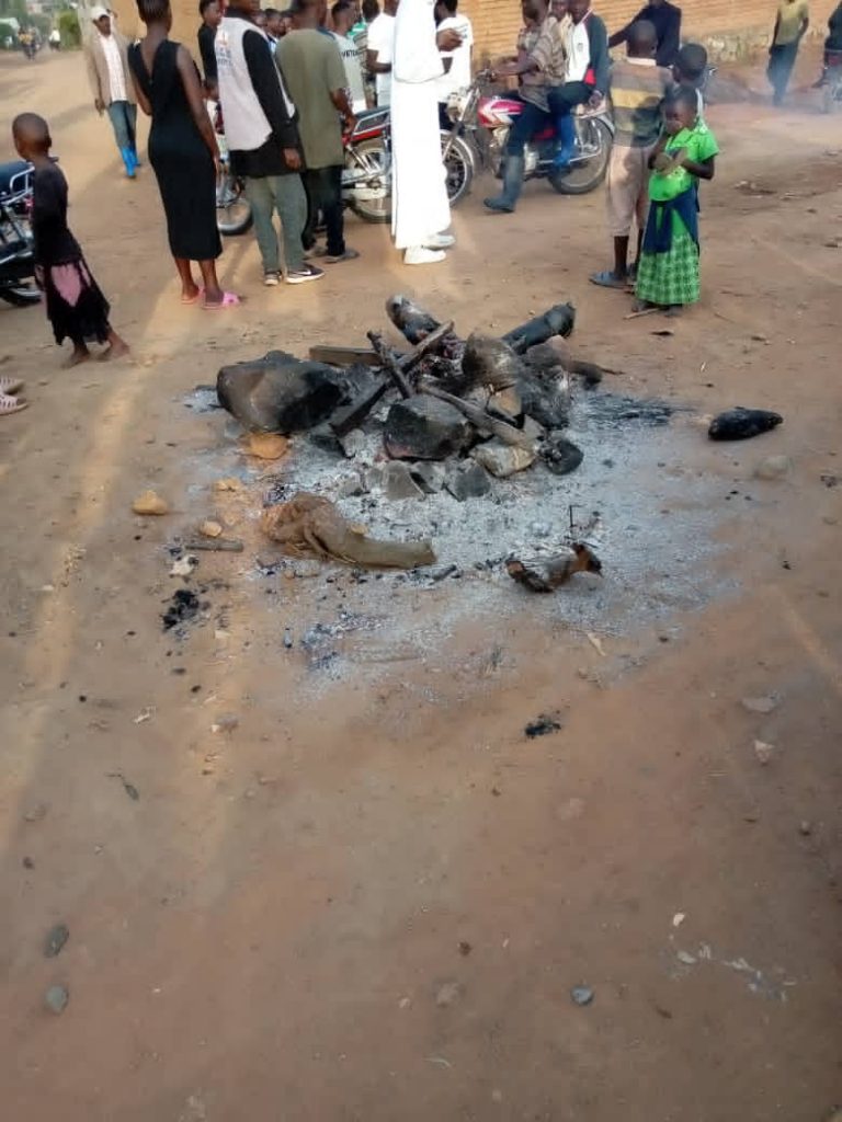 Nord-Kivu: un présume voleur brûlé vif par une foule en colère à Beni ... Nord-Kivu: un présume voleur brûlé vif par une foule en colère à Beni ...